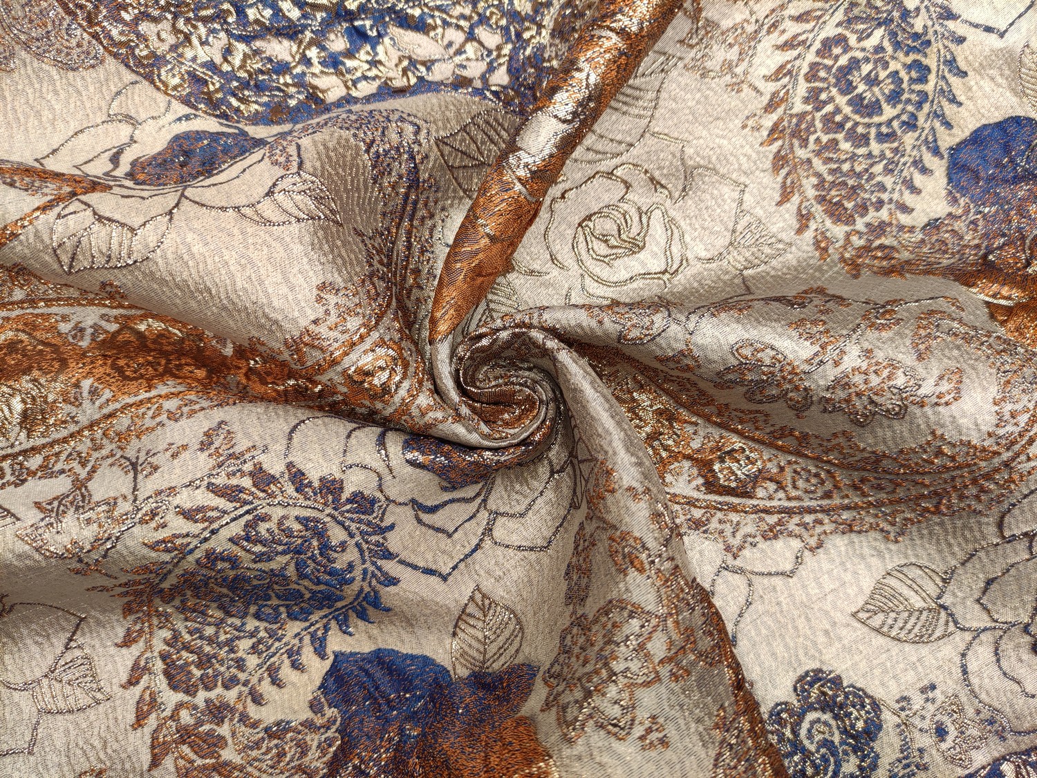 Tessuto Broccato in seta motivo floreale cashmere oro - ruggine ...